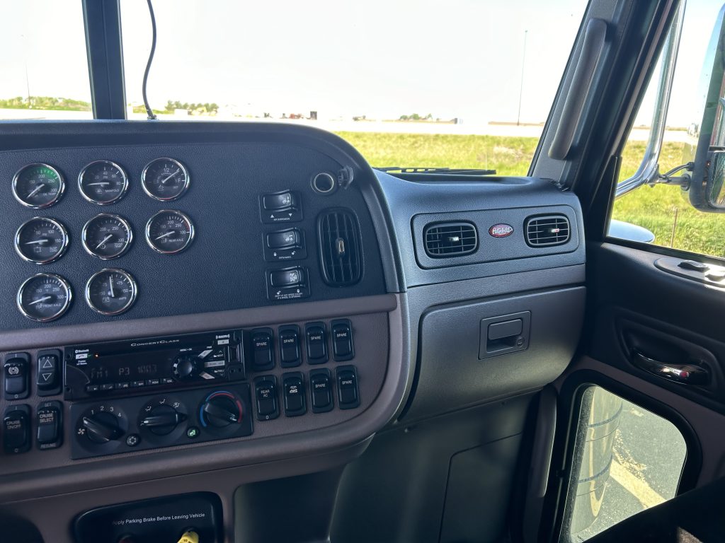 2016 PETERBILT 389 - CIT Trucks