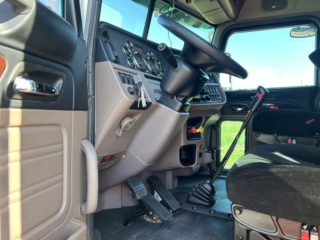 2016 PETERBILT 389 - CIT Trucks