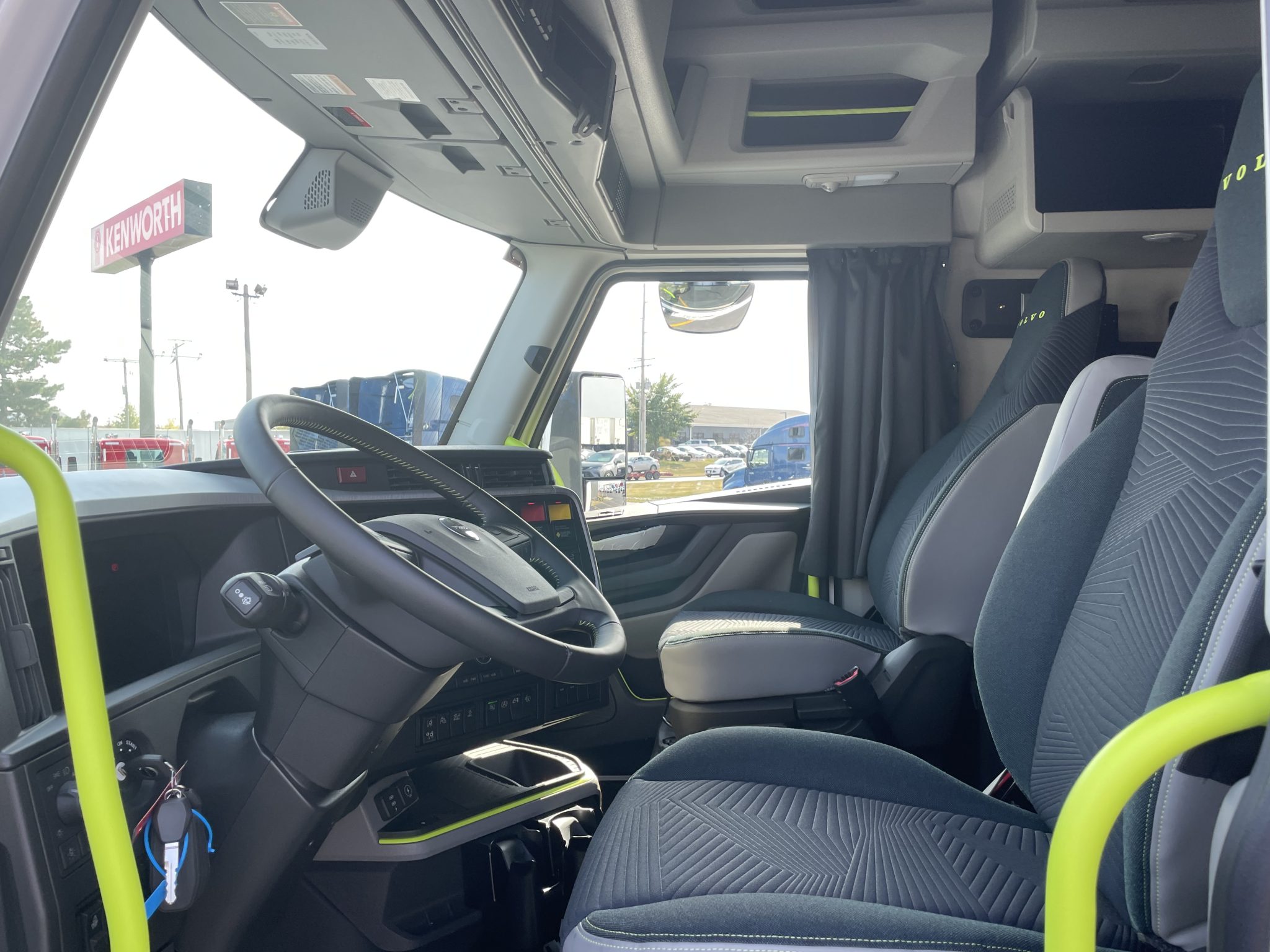 2025 VOLVO VNL860 - CIT Trucks