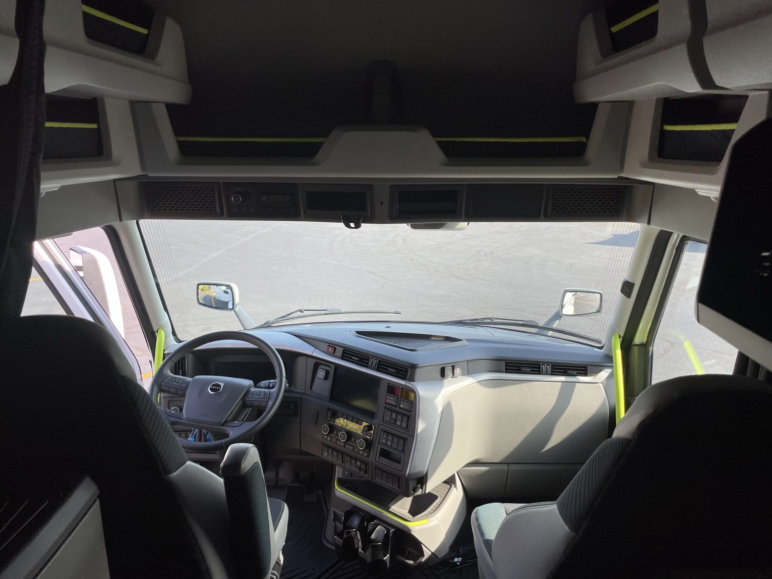 2025 VOLVO VNL860 - CIT Trucks