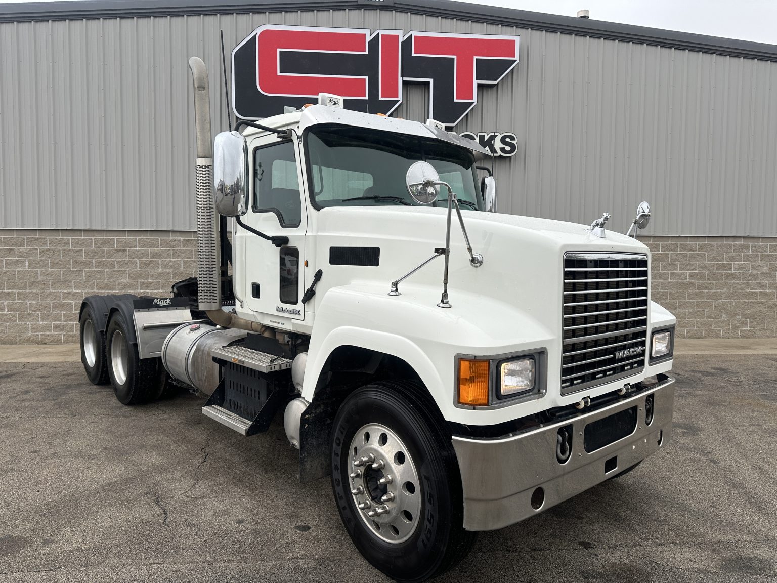 2011 MACK PINNACLE - CIT Trucks